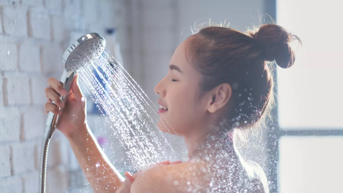 Jangan Asal Siram, Ini Lho Urutan Mandi yang Benar - Kantamedia.com