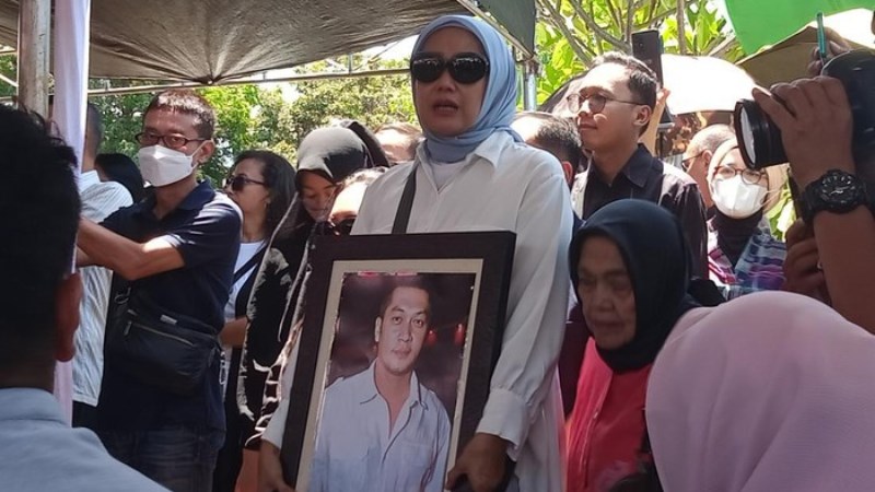 Meski Sudah 7 Tahun Bercerai, Mantan Istri Tetap Telaten Merawat Donny ...